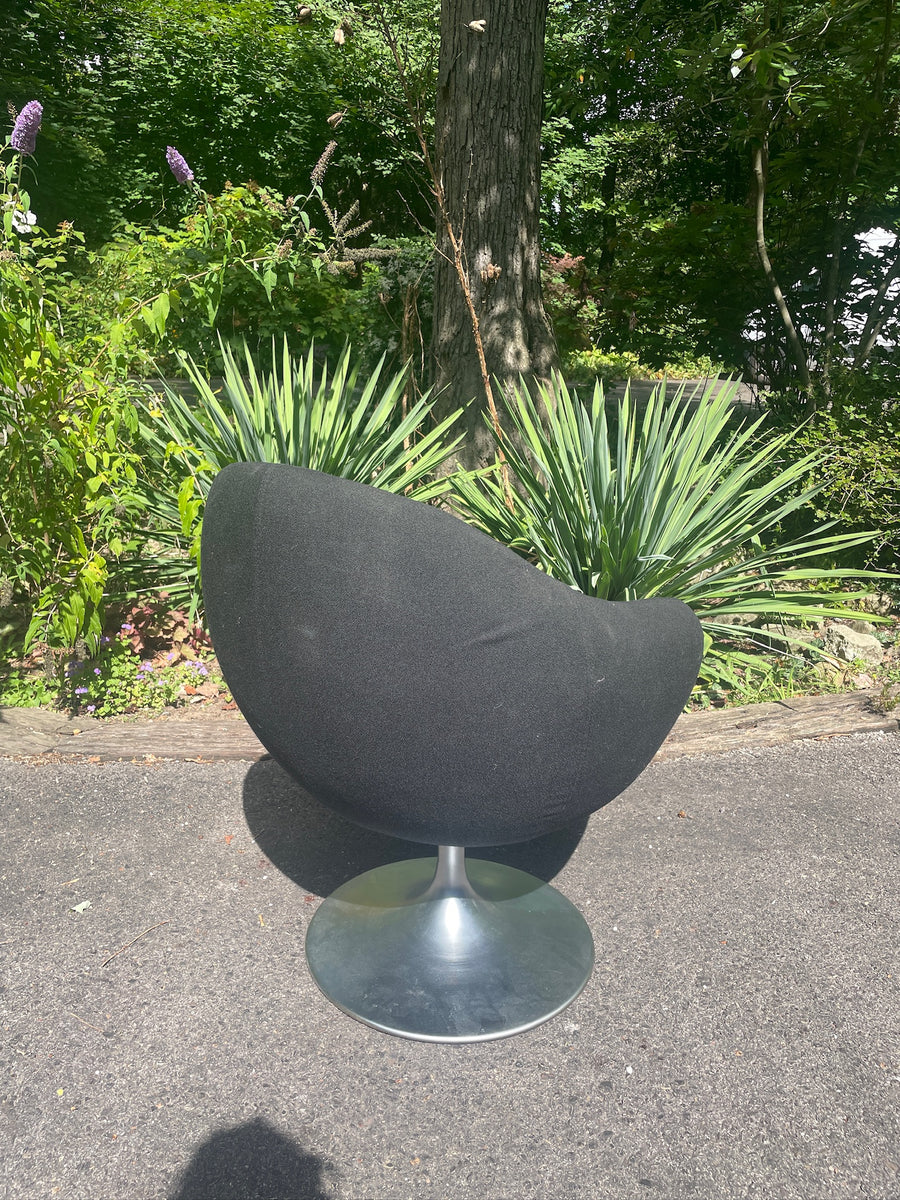 Black ‘Pod’ Comet Swivel Chair – Detour Furniture